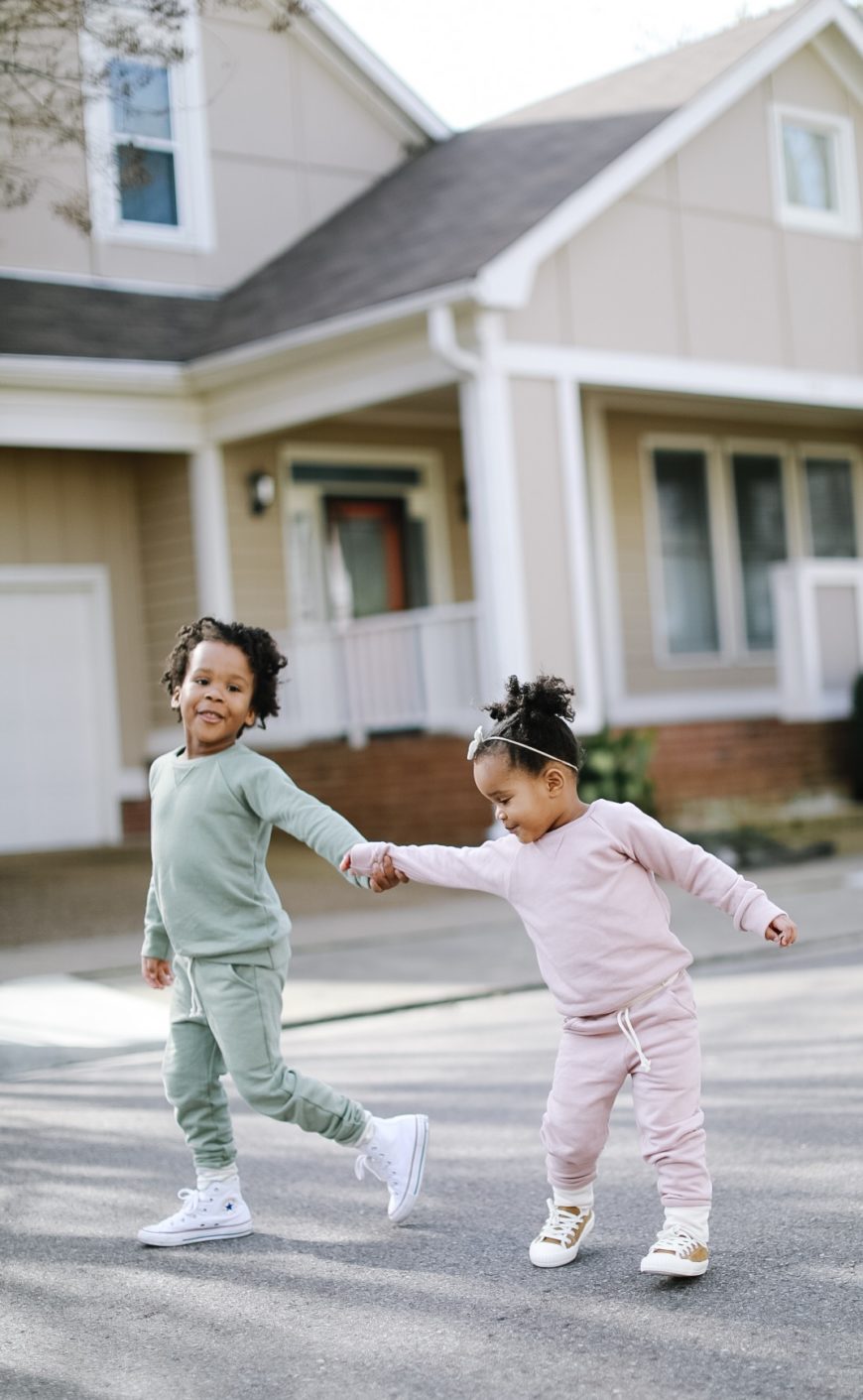 How to Foster Strong Sibling Relationships at Every Age - Gold and ...